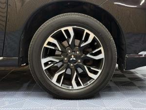 Black Mitsubishi Outlander 2017 in Marijampole, with an engine capacity of 2.00 L and mileage of 217 thousand km for 11950 €, photo 38 on AUTOMOTO.COM.LV