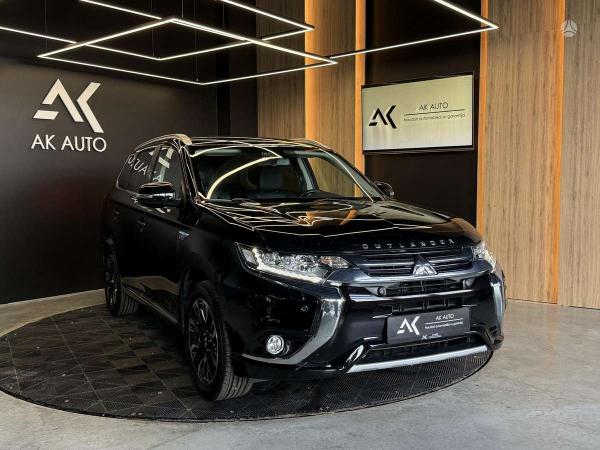 Black Mitsubishi Outlander 2017 in Kaunas, with an engine capacity of 2.00 L and mileage of 152 thousand km for 14490 €, photo 4 on AUTOMOTO.COM.LV