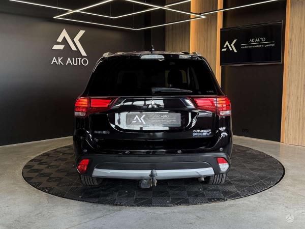 Black Mitsubishi Outlander 2017 in Kaunas, with an engine capacity of 2.00 L and mileage of 152 thousand km for 14490 €, photo 11 on AUTOMOTO.COM.LV