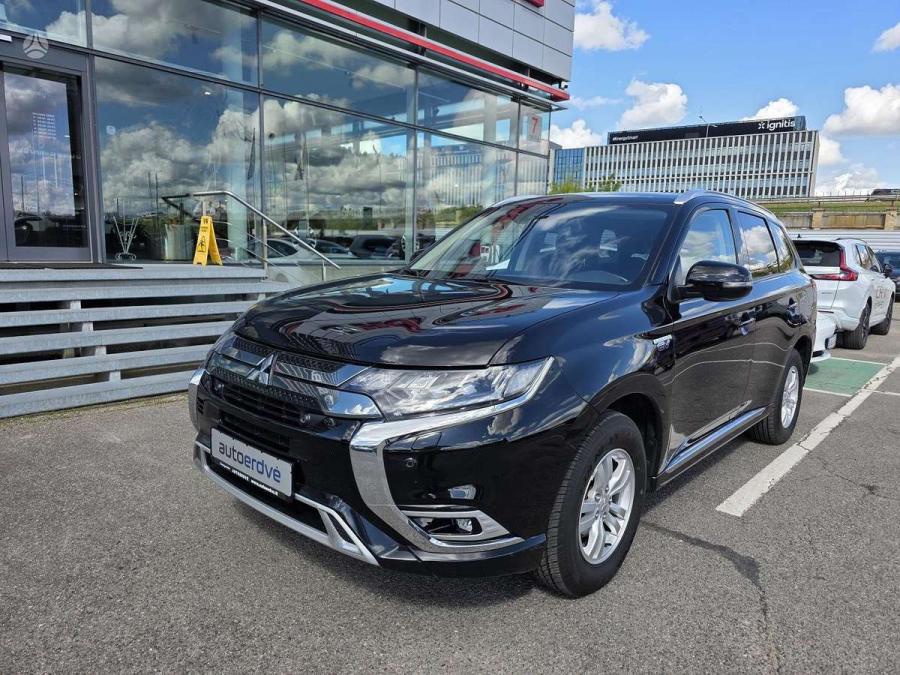 Melns Mitsubishi Outlander 2018 Viļņa, ar dzinēja tilpumu 2.36 L un nobraukumu 125 tūkst. km par 17980 €, foto 1 vietnē AUTOMOTO.COM.LV