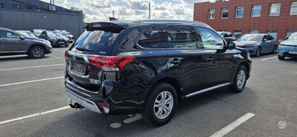 Black Mitsubishi Outlander 2018 in Vilnius, with an engine capacity of 2.36 L and mileage of 125 thousand km for 17980 €, photo 4 on AUTOMOTO.COM.LV