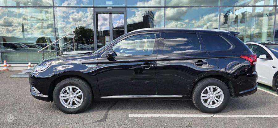 Melns Mitsubishi Outlander 2018 Viļņa, ar dzinēja tilpumu 2.36 L un nobraukumu 125 tūkst. km par 17980 €, foto 6 vietnē AUTOMOTO.COM.LV