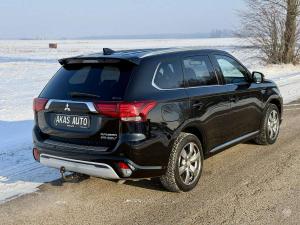 Black Mitsubishi Outlander 2018 in Vilkaviskis, with an engine capacity of 2.36 L and mileage of 175 thousand km for 16900 €, photo 4 on AUTOMOTO.COM.LV