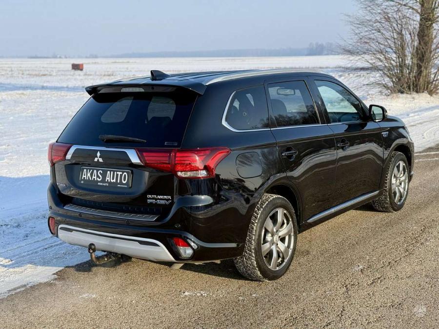 Black Mitsubishi Outlander 2018 in Vilkaviskis, with an engine capacity of 2.36 L and mileage of 175 thousand km for 16900 €, photo 4 on AUTOMOTO.COM.LV