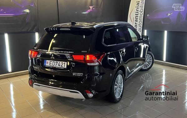 Black Mitsubishi Outlander 2018 in Avizieniai, with an engine capacity of 2.40 L and mileage of 150 thousand km for 17500 €, photo 2 on AUTOMOTO.COM.LV