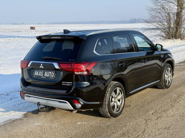 Black Mitsubishi Outlander 2018 in Vilkaviskis, with an engine capacity of 2.40 L and mileage of 175 thousand km for 16800 €, photo 3 on AUTOMOTO.COM.LV
