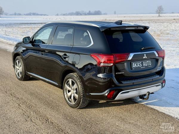 Black Mitsubishi Outlander 2018 in Vilkaviskis, with an engine capacity of 2.40 L and mileage of 175 thousand km for 16800 €, photo 4 on AUTOMOTO.COM.LV