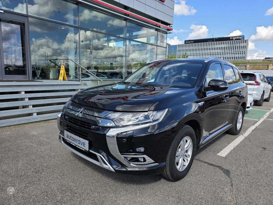 Black Mitsubishi Outlander 2018 in Vilnius, with an engine capacity of 2.36 L and mileage of 125 thousand km for 17980 €, photo 1 on AUTOMOTO.COM.LV