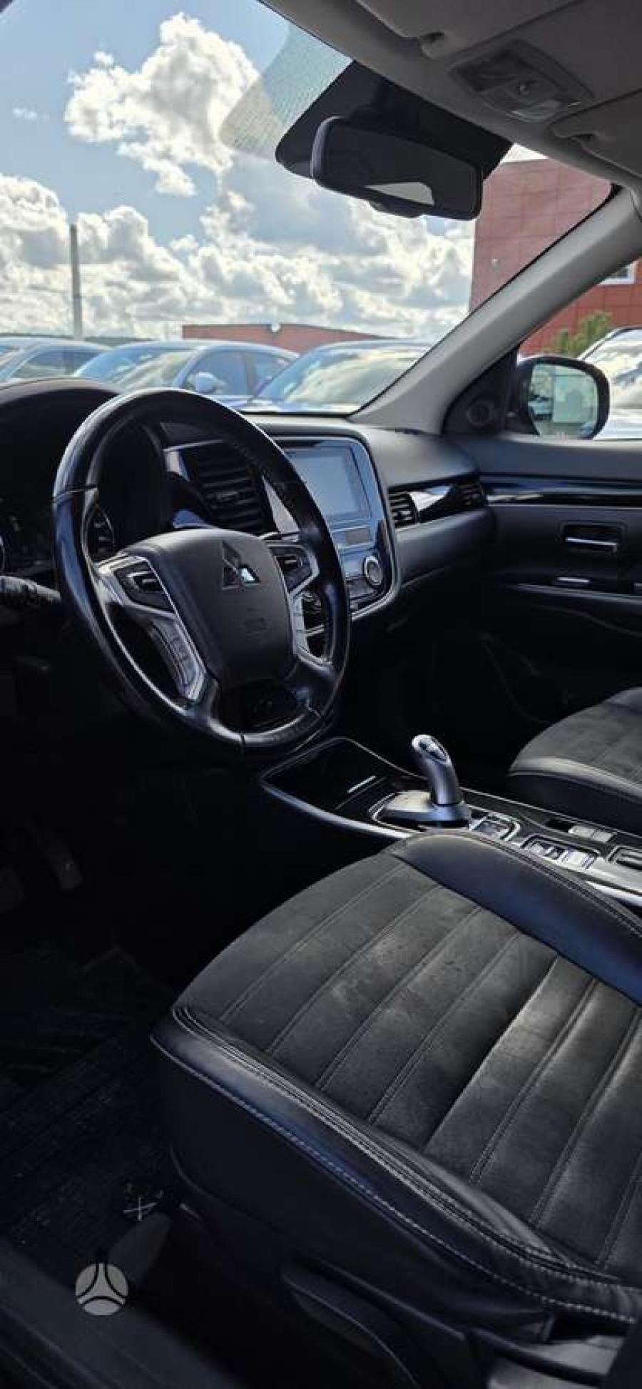 Black Mitsubishi Outlander 2018 in Vilnius, with an engine capacity of 2.36 L and mileage of 125 thousand km for 17980 €, photo 19 on AUTOMOTO.COM.LV