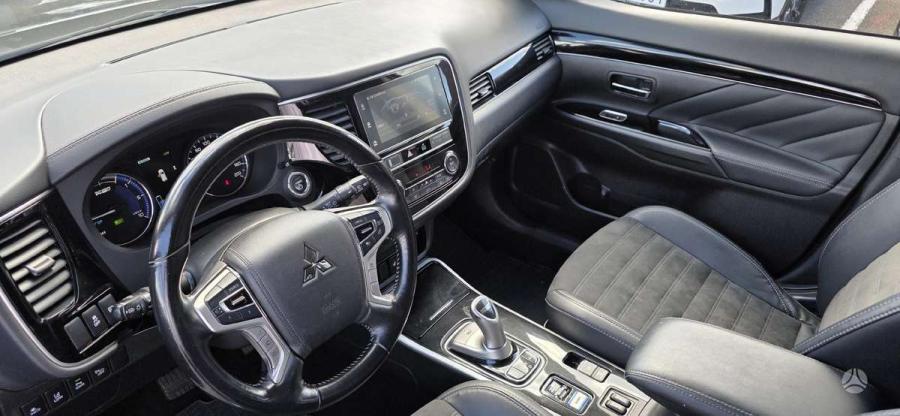 Black Mitsubishi Outlander 2018 in Vilnius, with an engine capacity of 2.36 L and mileage of 125 thousand km for 17980 €, photo 20 on AUTOMOTO.COM.LV