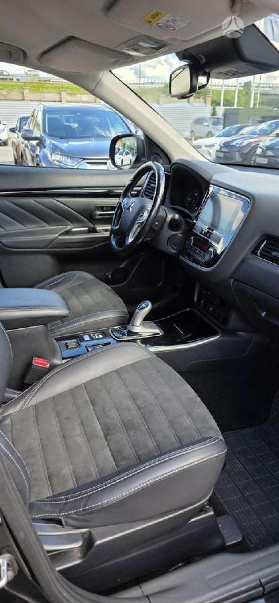 Black Mitsubishi Outlander 2018 in Vilnius, with an engine capacity of 2.36 L and mileage of 125 thousand km for 17980 €, photo 21 on AUTOMOTO.COM.LV