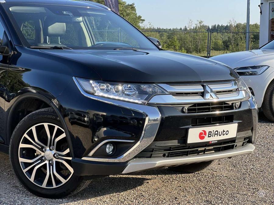 Black Mitsubishi Outlander 2018 in Utena, with an engine capacity of 2.20 L and mileage of 266 thousand km for 10599 €, photo 6 on AUTOMOTO.COM.LV