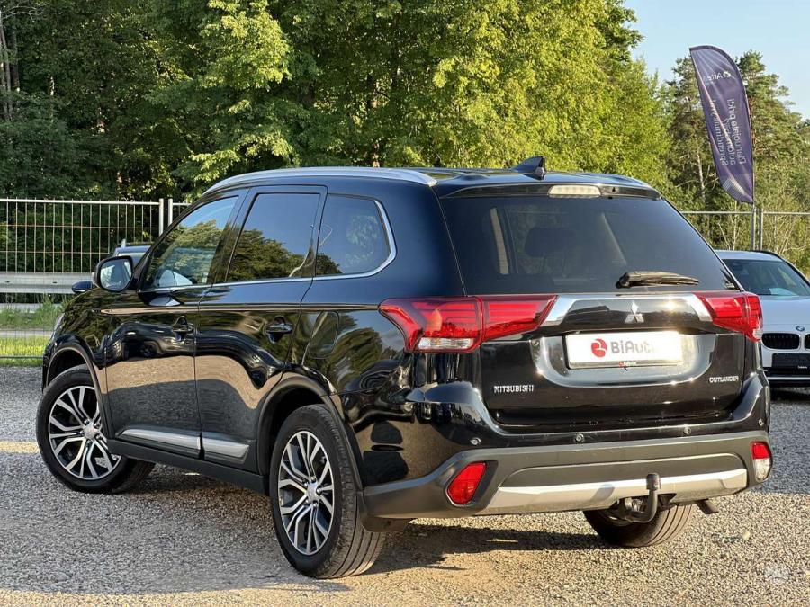 Black Mitsubishi Outlander 2018 in Utena, with an engine capacity of 2.20 L and mileage of 266 thousand km for 10599 €, photo 22 on AUTOMOTO.COM.LV