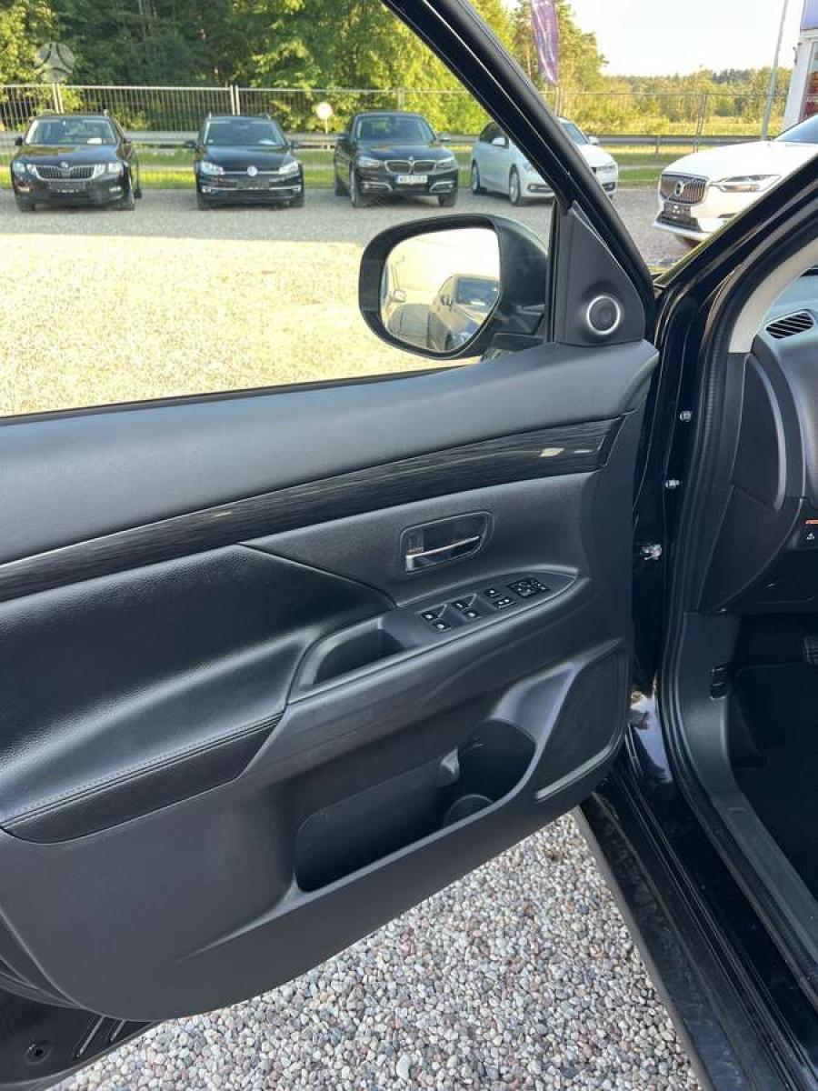 Black Mitsubishi Outlander 2018 in Utena, with an engine capacity of 2.20 L and mileage of 266 thousand km for 10599 €, photo 28 on AUTOMOTO.COM.LV