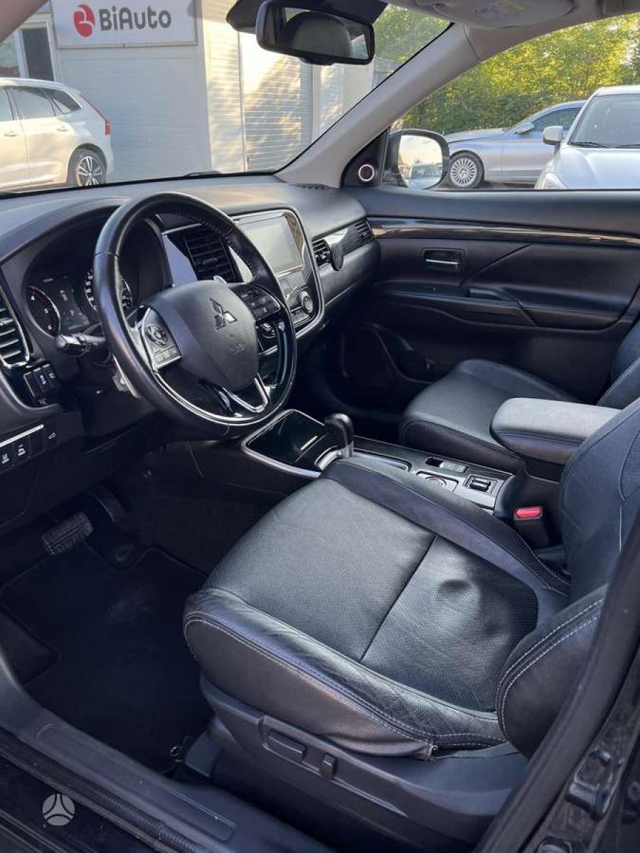 Black Mitsubishi Outlander 2018 in Utena, with an engine capacity of 2.20 L and mileage of 266 thousand km for 10599 €, photo 29 on AUTOMOTO.COM.LV