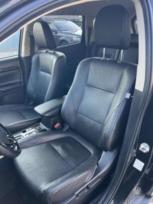 Black Mitsubishi Outlander 2018 in Utena, with an engine capacity of 2.20 L and mileage of 266 thousand km for 10599 €, photo 30 on AUTOMOTO.COM.LV