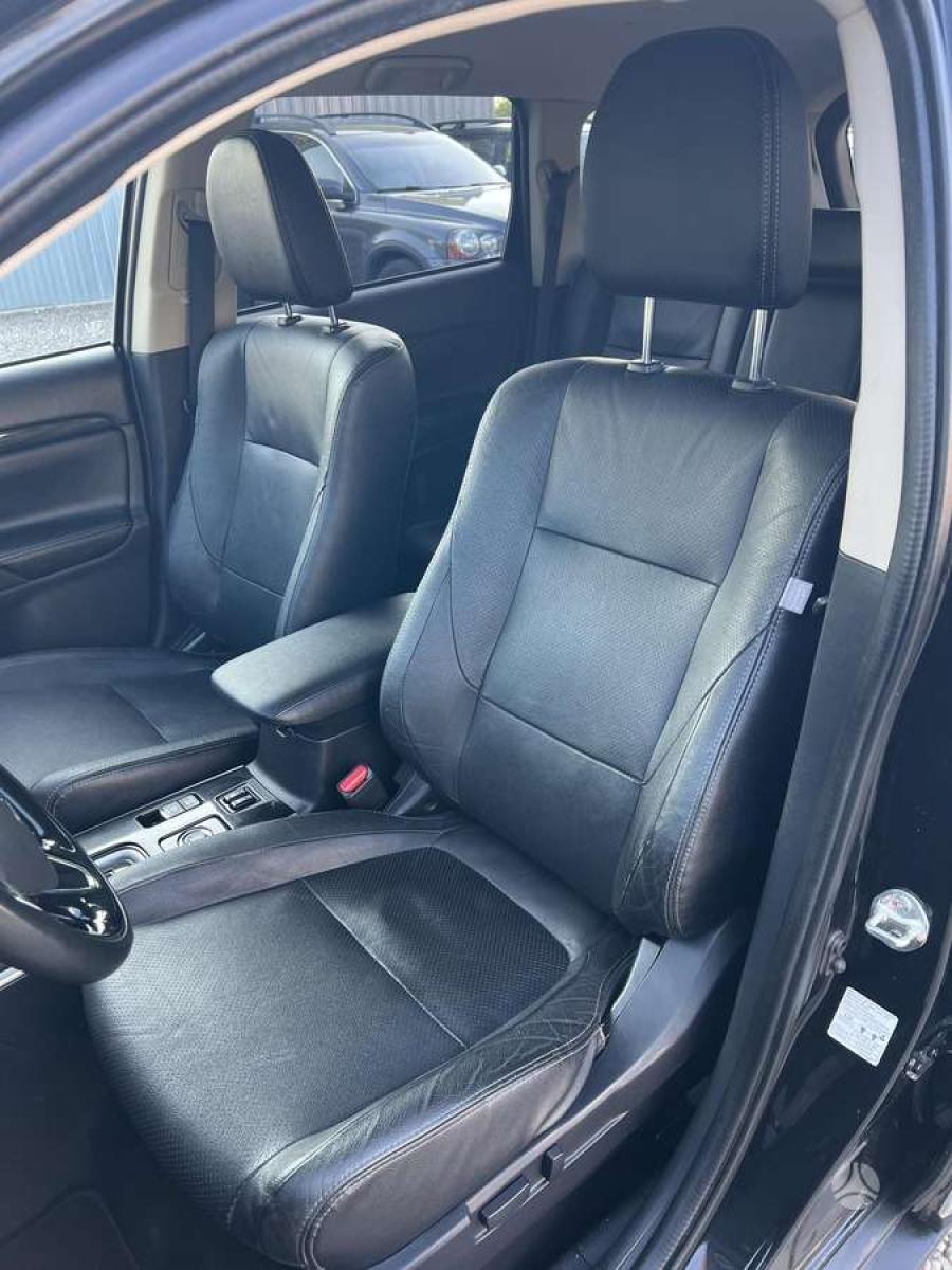 Black Mitsubishi Outlander 2018 in Utena, with an engine capacity of 2.20 L and mileage of 266 thousand km for 10599 €, photo 30 on AUTOMOTO.COM.LV