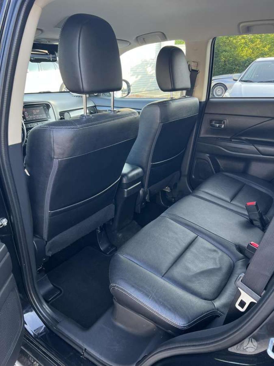 Black Mitsubishi Outlander 2018 in Utena, with an engine capacity of 2.20 L and mileage of 266 thousand km for 10599 €, photo 32 on AUTOMOTO.COM.LV