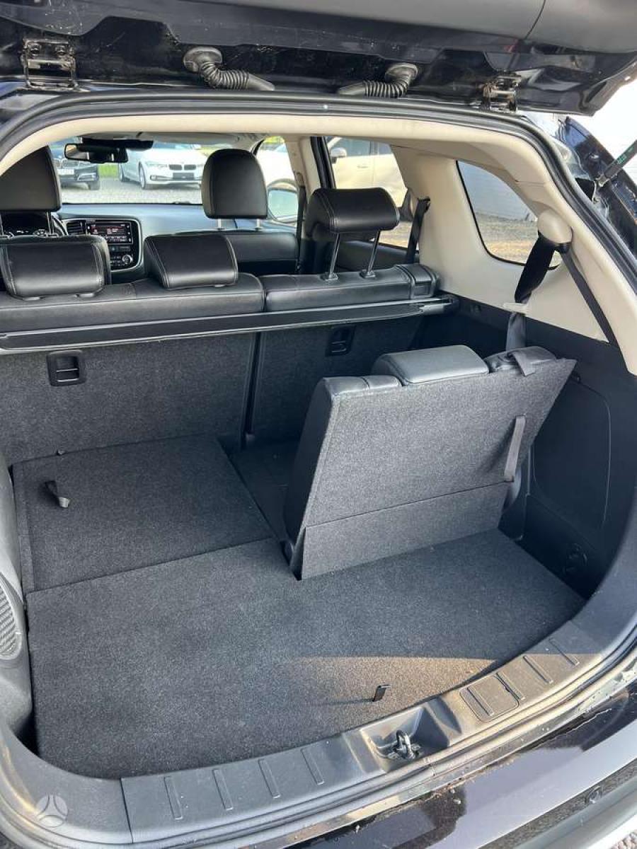 Black Mitsubishi Outlander 2018 in Utena, with an engine capacity of 2.20 L and mileage of 266 thousand km for 10599 €, photo 34 on AUTOMOTO.COM.LV