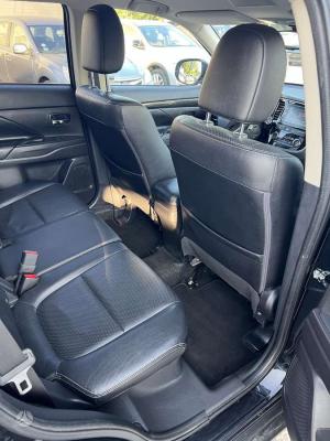 Black Mitsubishi Outlander 2018 in Utena, with an engine capacity of 2.20 L and mileage of 266 thousand km for 10599 €, photo 36 on AUTOMOTO.COM.LV