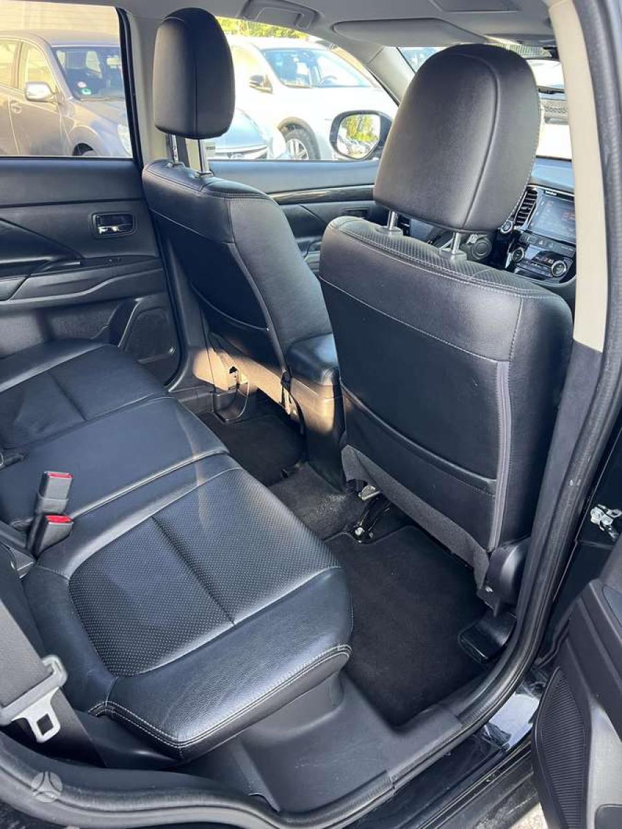 Black Mitsubishi Outlander 2018 in Utena, with an engine capacity of 2.20 L and mileage of 266 thousand km for 10599 €, photo 36 on AUTOMOTO.COM.LV