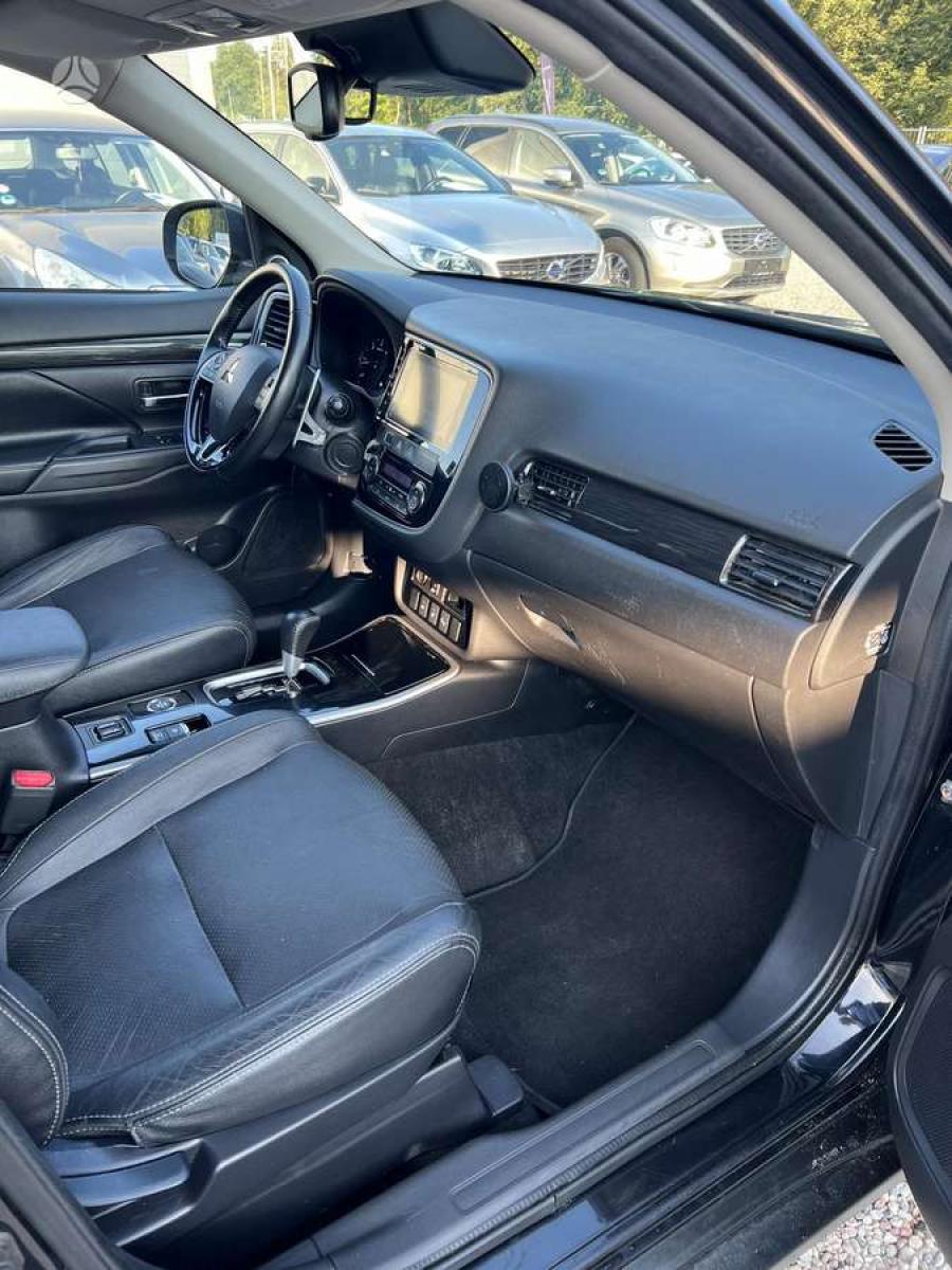 Black Mitsubishi Outlander 2018 in Utena, with an engine capacity of 2.20 L and mileage of 266 thousand km for 10599 €, photo 37 on AUTOMOTO.COM.LV