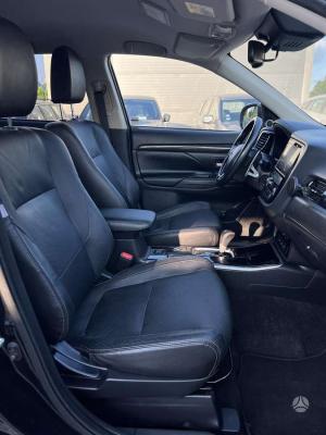 Black Mitsubishi Outlander 2018 in Utena, with an engine capacity of 2.20 L and mileage of 266 thousand km for 10599 €, photo 38 on AUTOMOTO.COM.LV