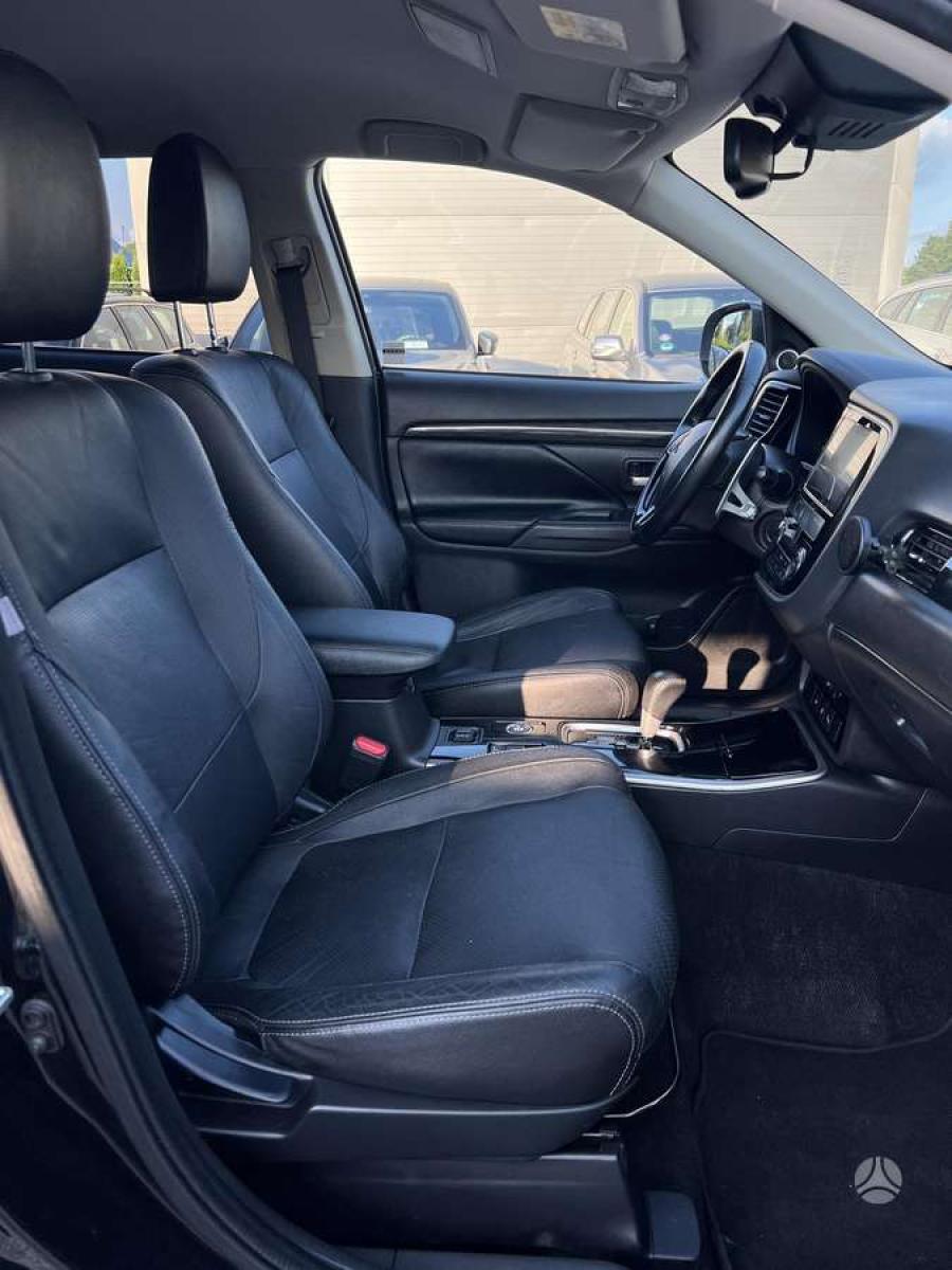 Black Mitsubishi Outlander 2018 in Utena, with an engine capacity of 2.20 L and mileage of 266 thousand km for 10599 €, photo 38 on AUTOMOTO.COM.LV