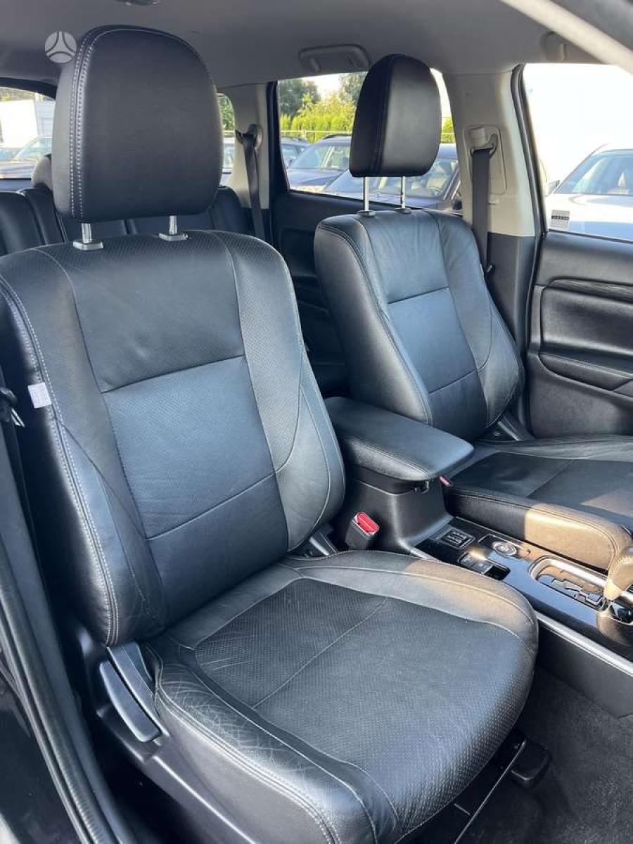 Black Mitsubishi Outlander 2018 in Utena, with an engine capacity of 2.20 L and mileage of 266 thousand km for 10599 €, photo 39 on AUTOMOTO.COM.LV