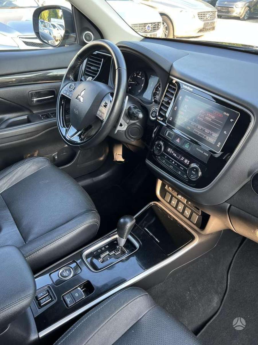 Black Mitsubishi Outlander 2018 in Utena, with an engine capacity of 2.20 L and mileage of 266 thousand km for 10599 €, photo 40 on AUTOMOTO.COM.LV