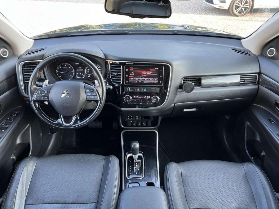 Black Mitsubishi Outlander 2018 in Utena, with an engine capacity of 2.20 L and mileage of 266 thousand km for 10599 €, photo 41 on AUTOMOTO.COM.LV