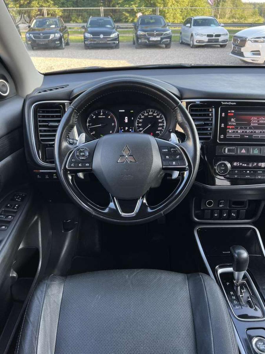 Black Mitsubishi Outlander 2018 in Utena, with an engine capacity of 2.20 L and mileage of 266 thousand km for 10599 €, photo 42 on AUTOMOTO.COM.LV