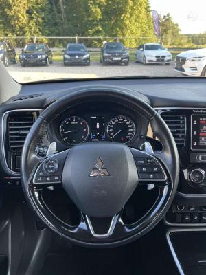 Black Mitsubishi Outlander 2018 in Utena, with an engine capacity of 2.20 L and mileage of 266 thousand km for 10599 €, photo 43 on AUTOMOTO.COM.LV