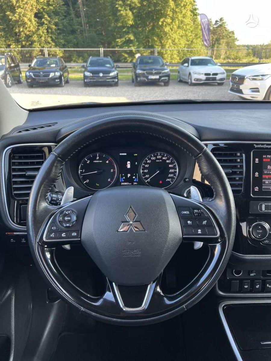 Black Mitsubishi Outlander 2018 in Utena, with an engine capacity of 2.20 L and mileage of 266 thousand km for 10599 €, photo 43 on AUTOMOTO.COM.LV