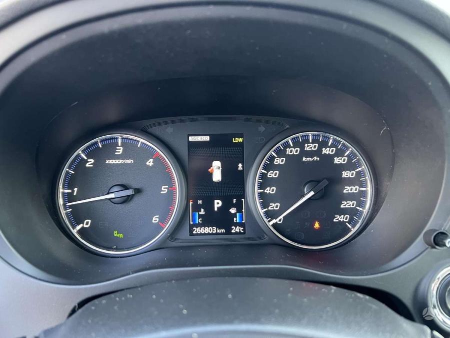 Black Mitsubishi Outlander 2018 in Utena, with an engine capacity of 2.20 L and mileage of 266 thousand km for 10599 €, photo 48 on AUTOMOTO.COM.LV