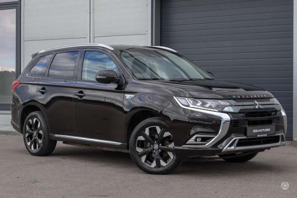 Black Mitsubishi Outlander 2018 in Kaunas, with an engine capacity of 2.36 L and mileage of 166 thousand km for 15999 €, photo 1 on AUTOMOTO.COM.LV