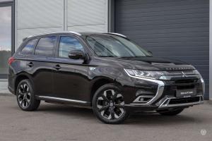 Black Mitsubishi Outlander 2018 in Kaunas, with an engine capacity of 2.36 L and mileage of 166 thousand km for 15999 €, photo  on AUTOMOTO.COM.LV