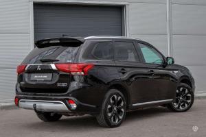 Black Mitsubishi Outlander 2018 in Kaunas, with an engine capacity of 2.36 L and mileage of 166 thousand km for 15999 €, photo 3 on AUTOMOTO.COM.LV