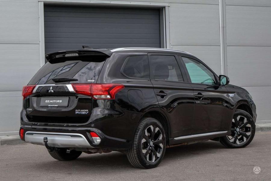 Black Mitsubishi Outlander 2018 in Kaunas, with an engine capacity of 2.36 L and mileage of 166 thousand km for 15999 €, photo 3 on AUTOMOTO.COM.LV