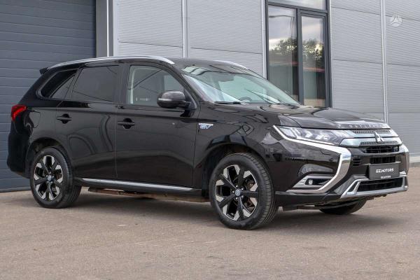 Black Mitsubishi Outlander 2018 in Kaunas, with an engine capacity of 2.36 L and mileage of 166 thousand km for 15999 €, photo 3 on AUTOMOTO.COM.LV