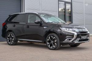 Black Mitsubishi Outlander 2018 in Kaunas, with an engine capacity of 2.36 L and mileage of 166 thousand km for 15999 €, photo 4 on AUTOMOTO.COM.LV