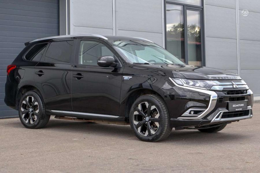 Black Mitsubishi Outlander 2018 in Kaunas, with an engine capacity of 2.36 L and mileage of 166 thousand km for 15999 €, photo 4 on AUTOMOTO.COM.LV