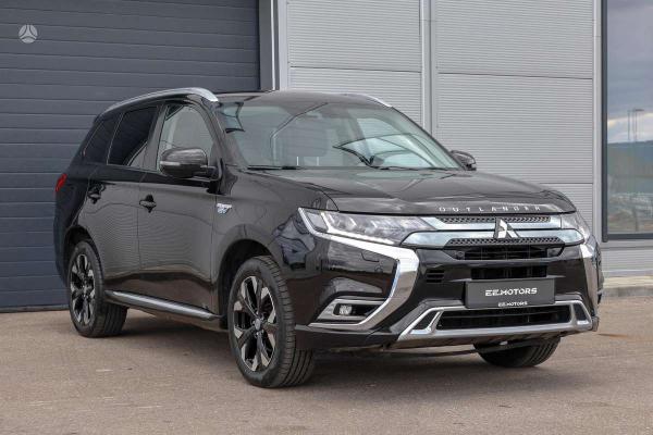 Black Mitsubishi Outlander 2018 in Kaunas, with an engine capacity of 2.36 L and mileage of 166 thousand km for 15999 €, photo 4 on AUTOMOTO.COM.LV