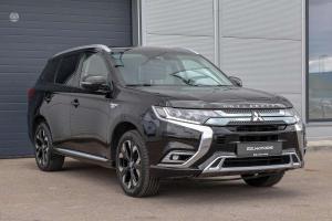 Black Mitsubishi Outlander 2018 in Kaunas, with an engine capacity of 2.36 L and mileage of 166 thousand km for 15999 €, photo 5 on AUTOMOTO.COM.LV