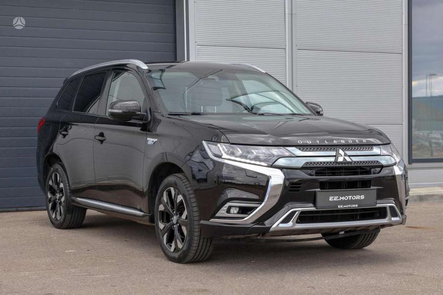 Black Mitsubishi Outlander 2018 in Kaunas, with an engine capacity of 2.36 L and mileage of 166 thousand km for 15999 €, photo 5 on AUTOMOTO.COM.LV