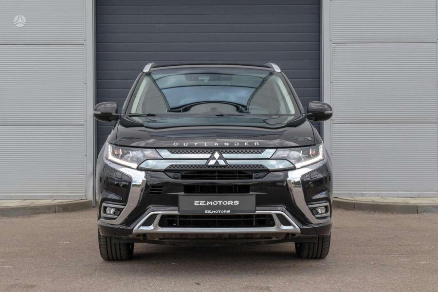 Black Mitsubishi Outlander 2018 in Kaunas, with an engine capacity of 2.36 L and mileage of 166 thousand km for 15999 €, photo 6 on AUTOMOTO.COM.LV