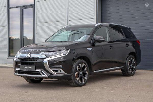 Black Mitsubishi Outlander 2018 in Kaunas, with an engine capacity of 2.36 L and mileage of 166 thousand km for 15999 €, photo 6 on AUTOMOTO.COM.LV