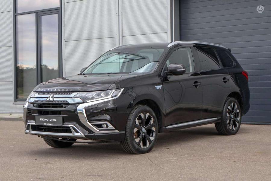 Black Mitsubishi Outlander 2018 in Kaunas, with an engine capacity of 2.36 L and mileage of 166 thousand km for 15999 €, photo 7 on AUTOMOTO.COM.LV