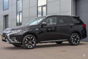 Black Mitsubishi Outlander 2018 in Kaunas, with an engine capacity of 2.36 L and mileage of 166 thousand km for 15999 €, photo 8 on AUTOMOTO.COM.LV