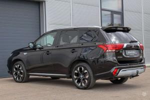 Black Mitsubishi Outlander 2018 in Kaunas, with an engine capacity of 2.36 L and mileage of 166 thousand km for 15999 €, photo 9 on AUTOMOTO.COM.LV